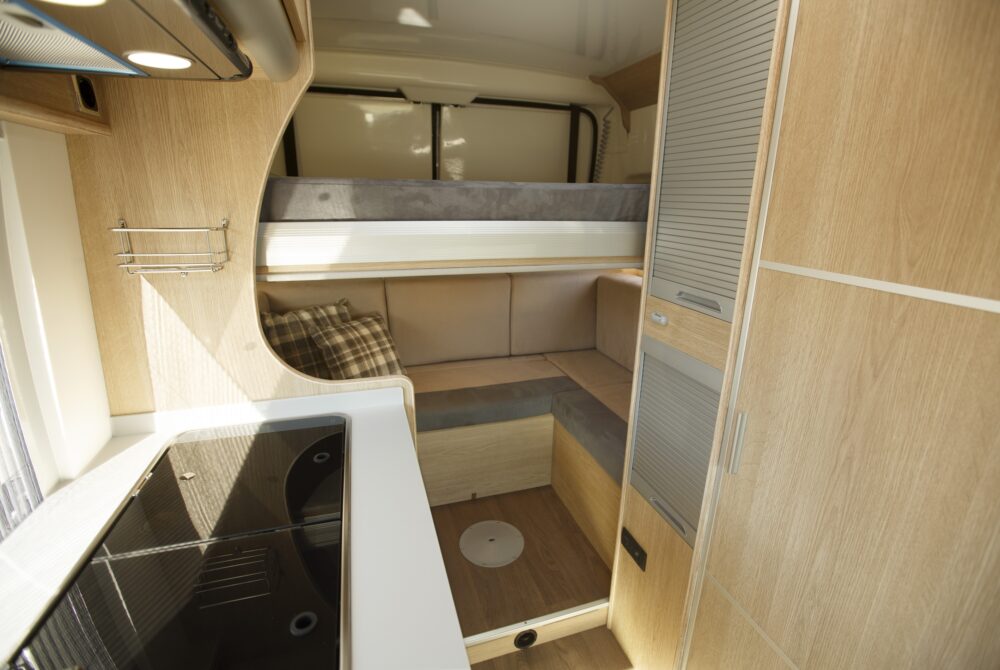 Bunkervan Boston 2 – Van con dinette posteriore – VIAGGIO IN VAN